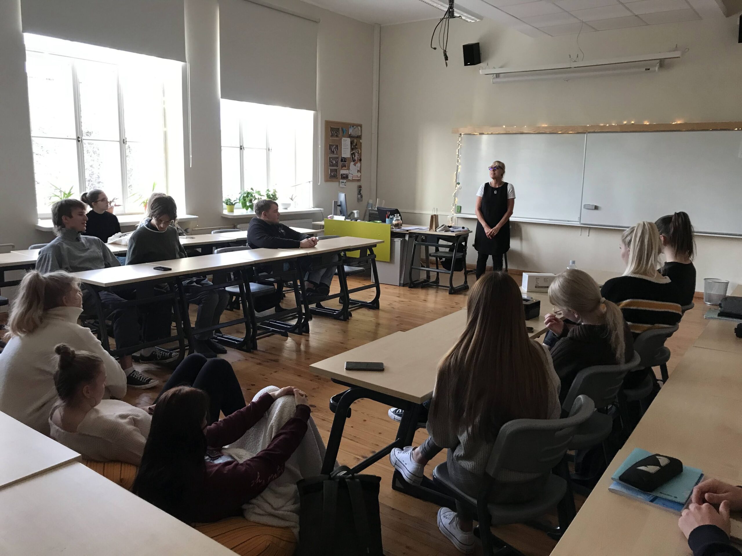 Külalisõpetajad humanitaarsuuna tundides - Läänemaa Ühisgümnaasium